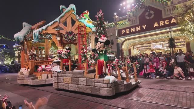 Рождественский парад фантазий в Диснейленде.