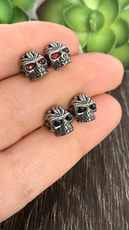 Серьги-пусеты "Череп с горящими глазами" от бренда StarfallShop
