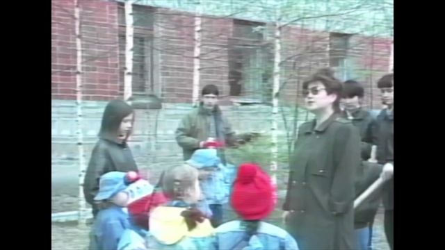 1997.05. Мегион ДС Золотая рыбка. Выпускники сажают деревья