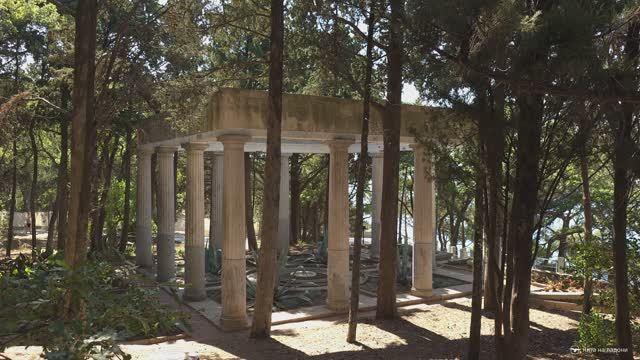 Архитектурный каннибализм: античная беседка в парке имения «Харакс», Гаспра