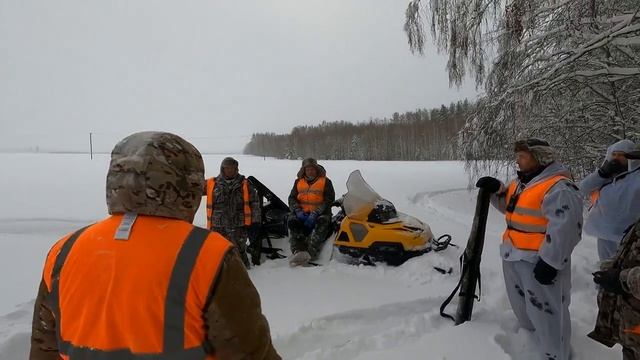 ОХОТА НА МОТОСОБАКЕ ПО ГЛУБОКОМУ СНЕГУ В МОРОЗ.
