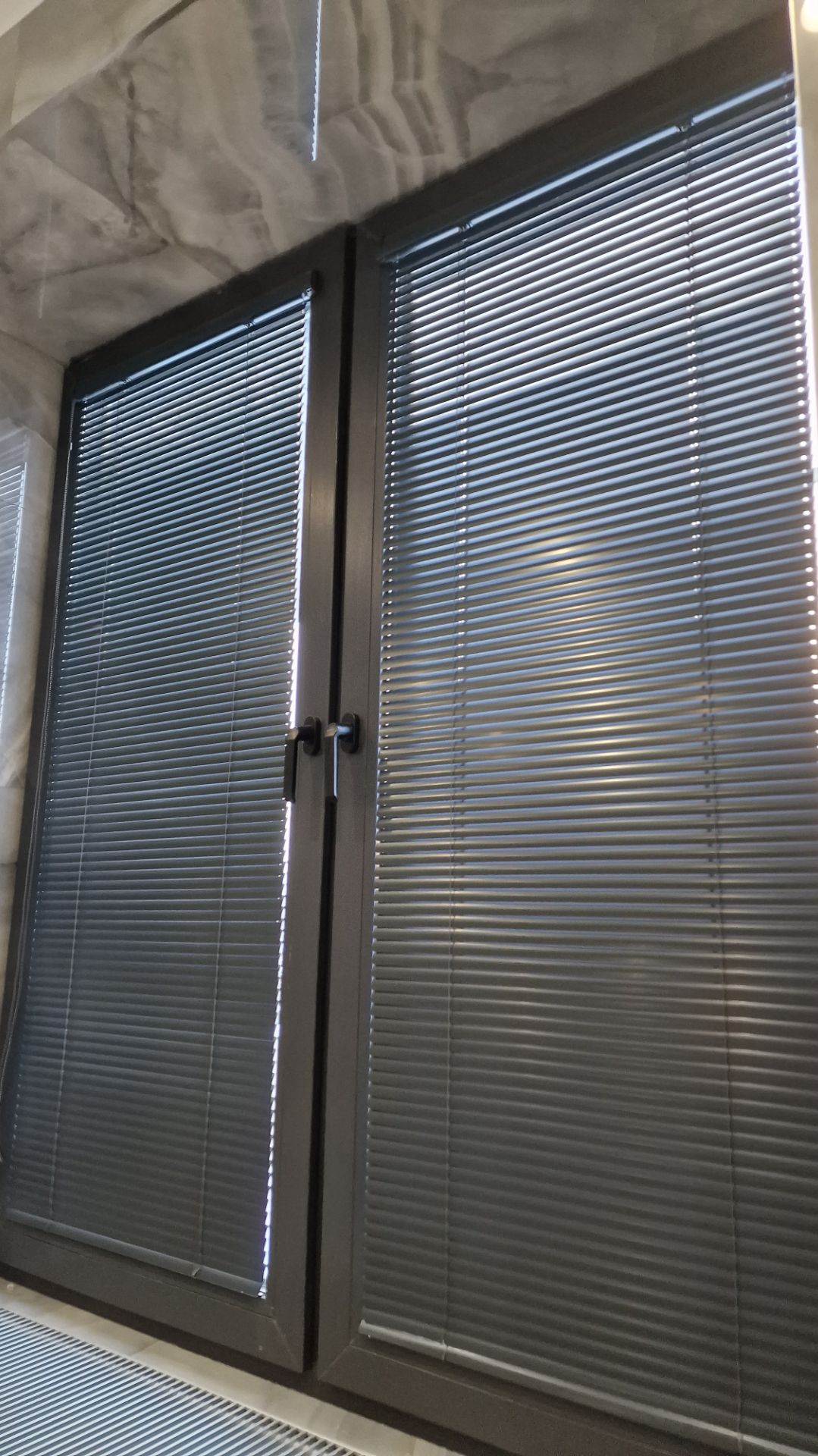 Цвет ламели 7016. Кассетные алюминиевые жалюзи 25мм Исотра. Фурнитура антрацит.