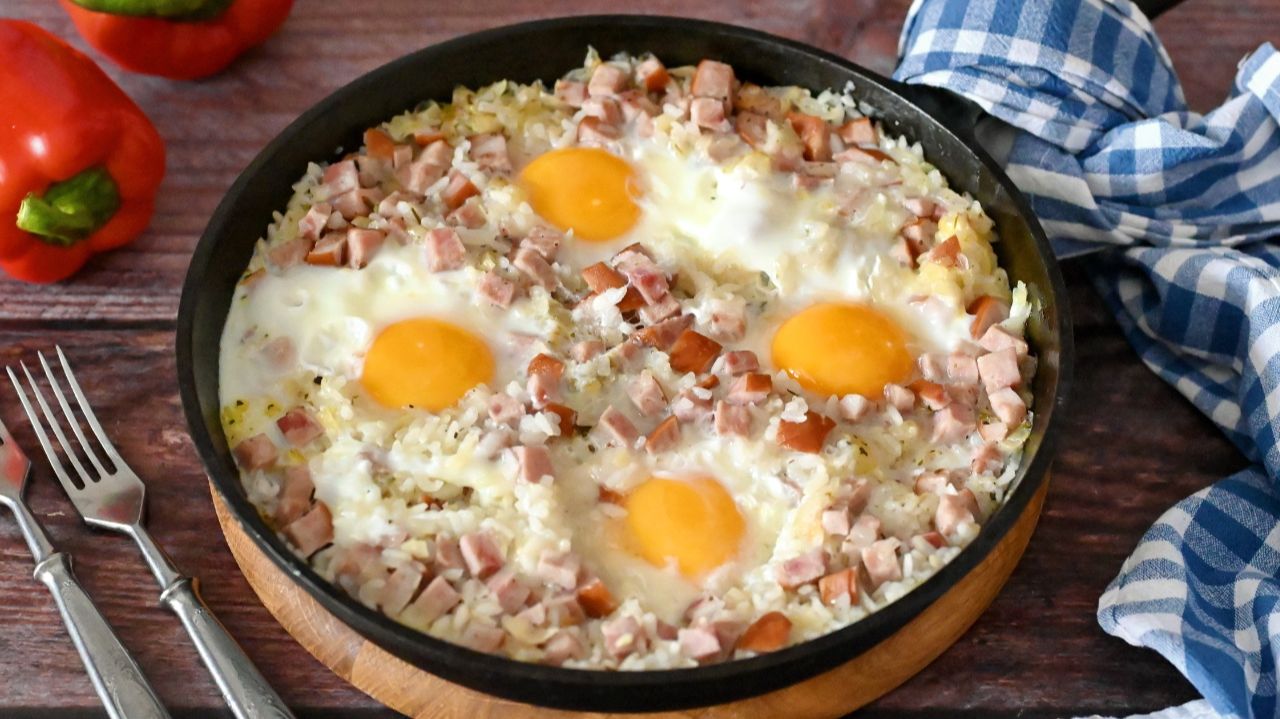 🍲 Рис с ветчиной и яйцом за 15 минут — ужин без хлопот в одной сковороде!