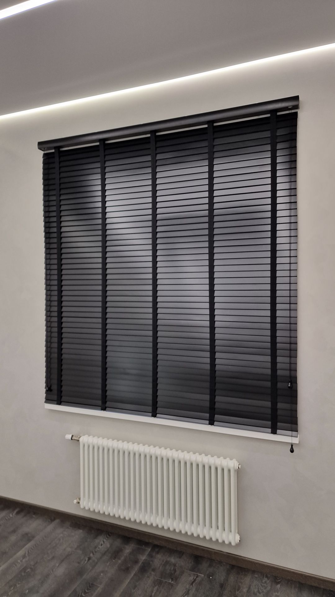 Черный цвет на черной тесьме. Горизонтальные деревянные жалюзи 50мм.