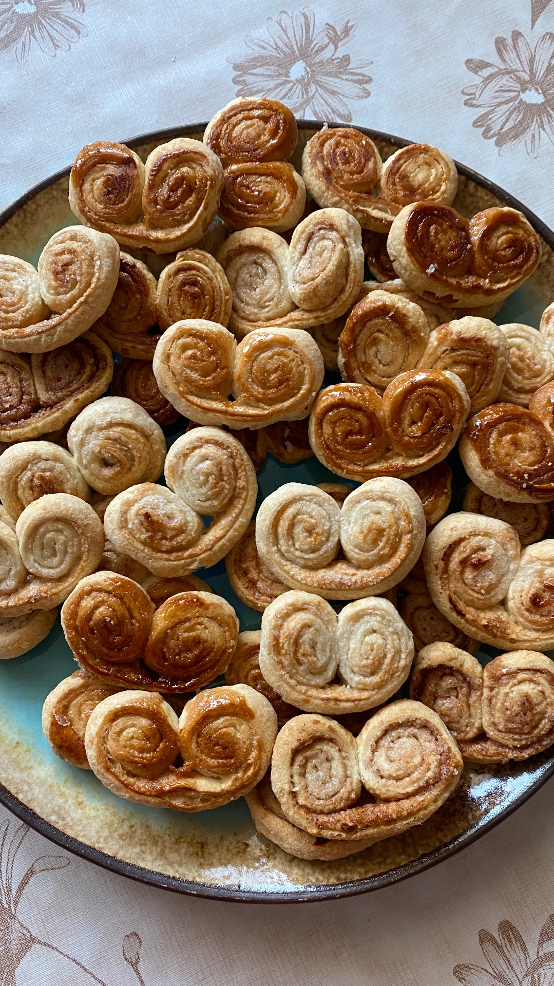 Слоеные ушки сахаром в духовке