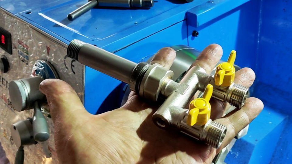 Интересный присоединительный штуцер, под спаренный газовый коллектор.