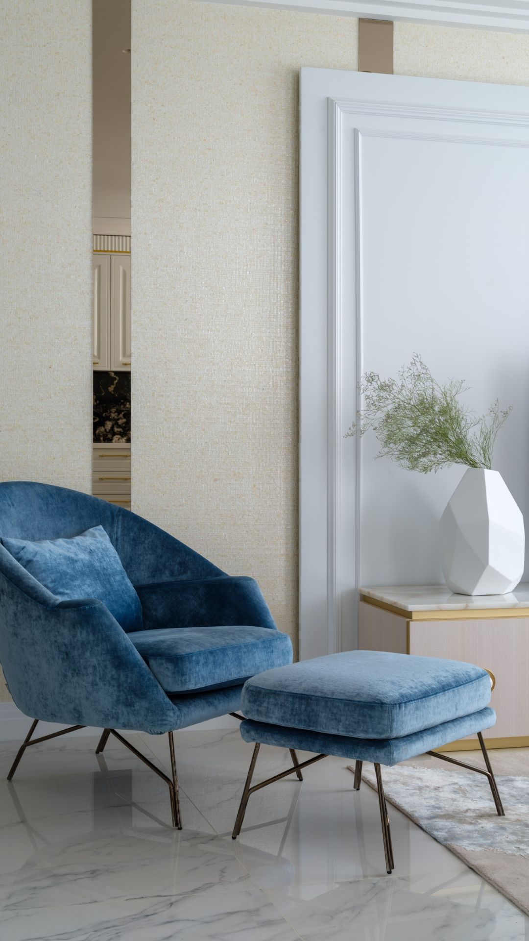 Текстиль и бронзовые зеркала: Оформление стены в ТВ-зоне