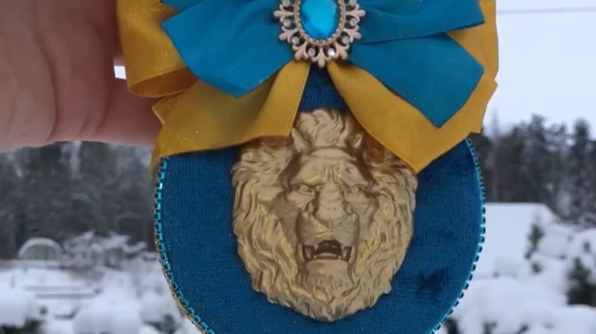 Создание новогоднего украшения медальона из металлических крышек от банок и бархата