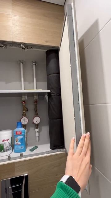 Двухстворчатый люк Шагма с полочками в нише