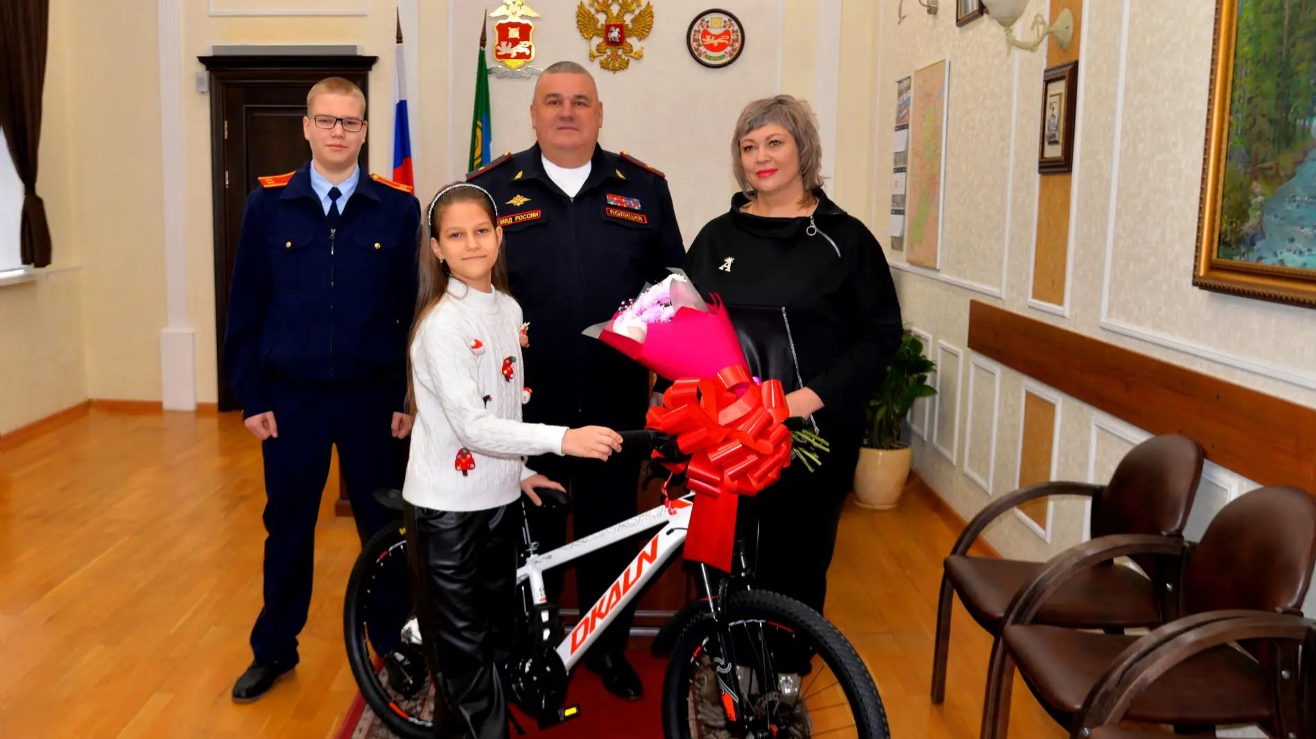 Министр внутренних дел по Республике Хакасия исполнил новогоднюю мечту 9-летней Ани Боровинской