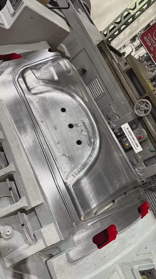 Гигантский штамповочный пресс TOYOTA в действии | 📍Toyota Museum, Nagoya
