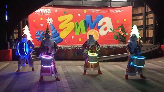 Дедушки морозы с барабанами