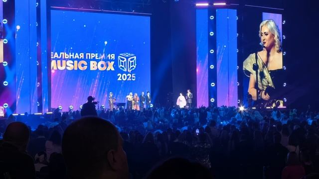 Наталья Палинова и Игорь Крутой на сцене Реальной Премии Musicbox 2025 в Live Арене
