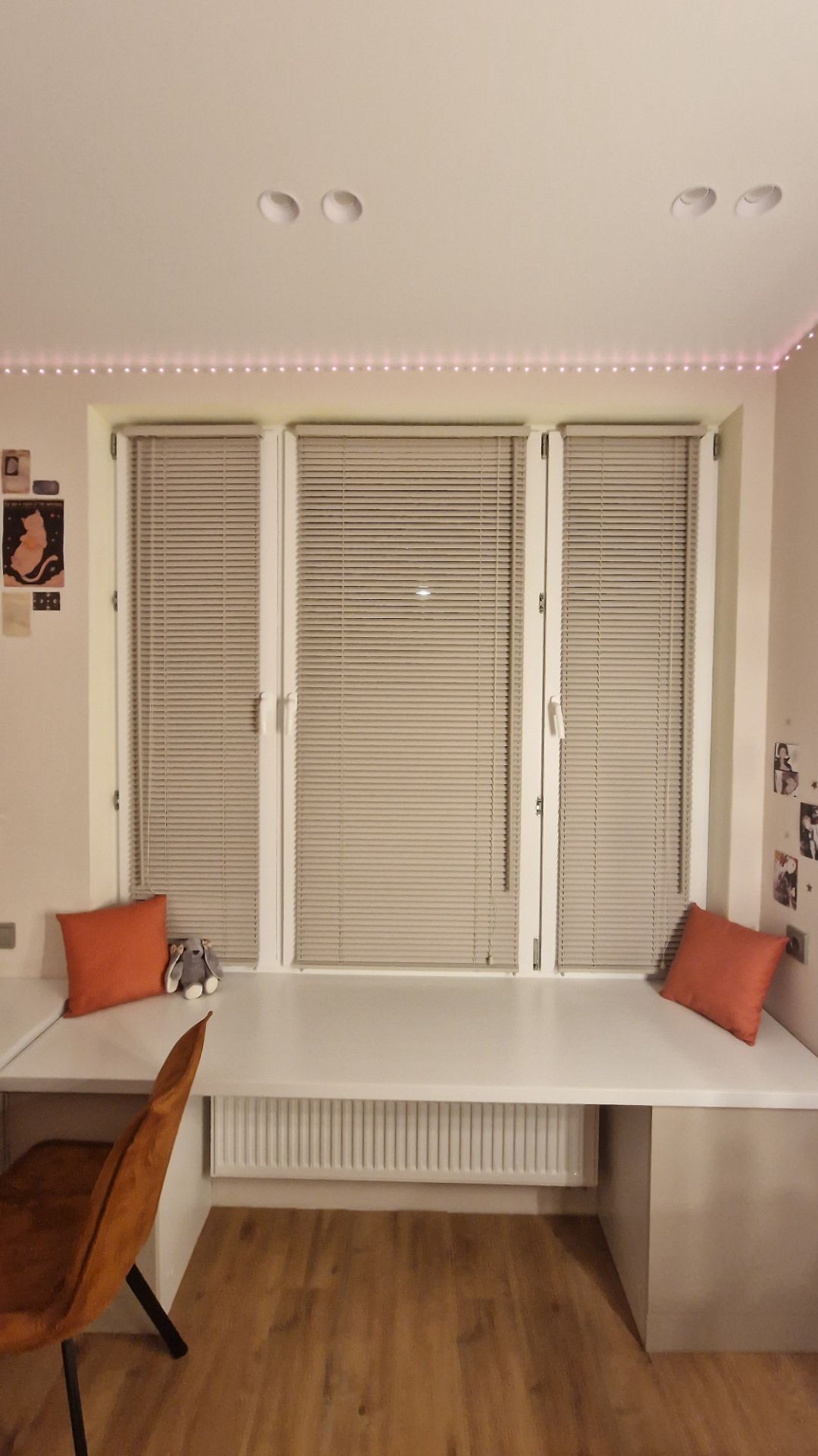 Цвет 56 Серо-бежевый. Горизонтальные деревянные жалюзи 25мм на каждую створку отдельно.