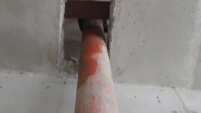 Работа стационарного бетононасоса и подача бетона на высоту. Работает 1 оператор.