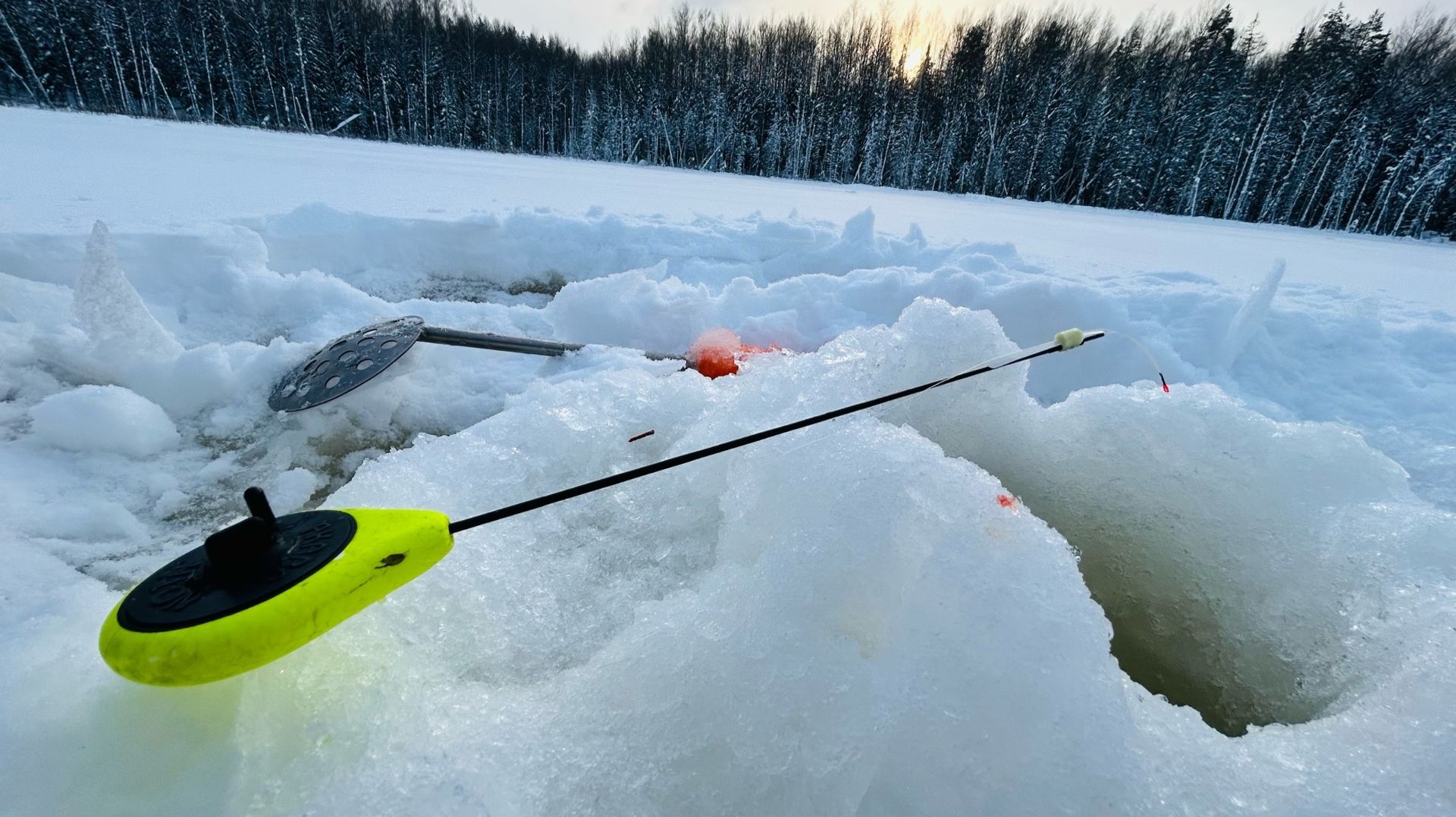 НАШЁЛ ПРУД в ГЛУХОМ ЛЕСУ! РЫБАЧУ ОДИН НА ПРУДУ В ДИКОМ ЛЕСУ! РЫБАЛКА НА МОРМЫШКУ И ЖЕРЛИЦЫ 2026