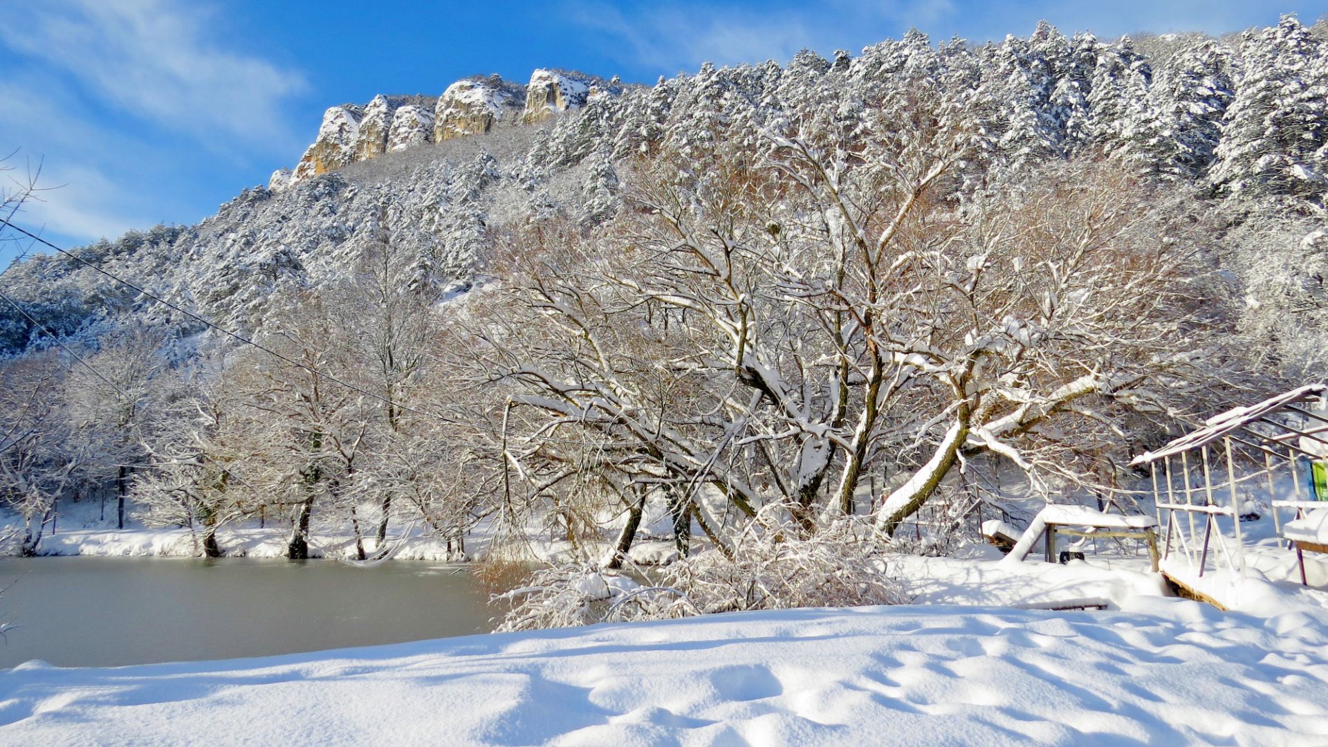 Мангупское озеро в снегу.
