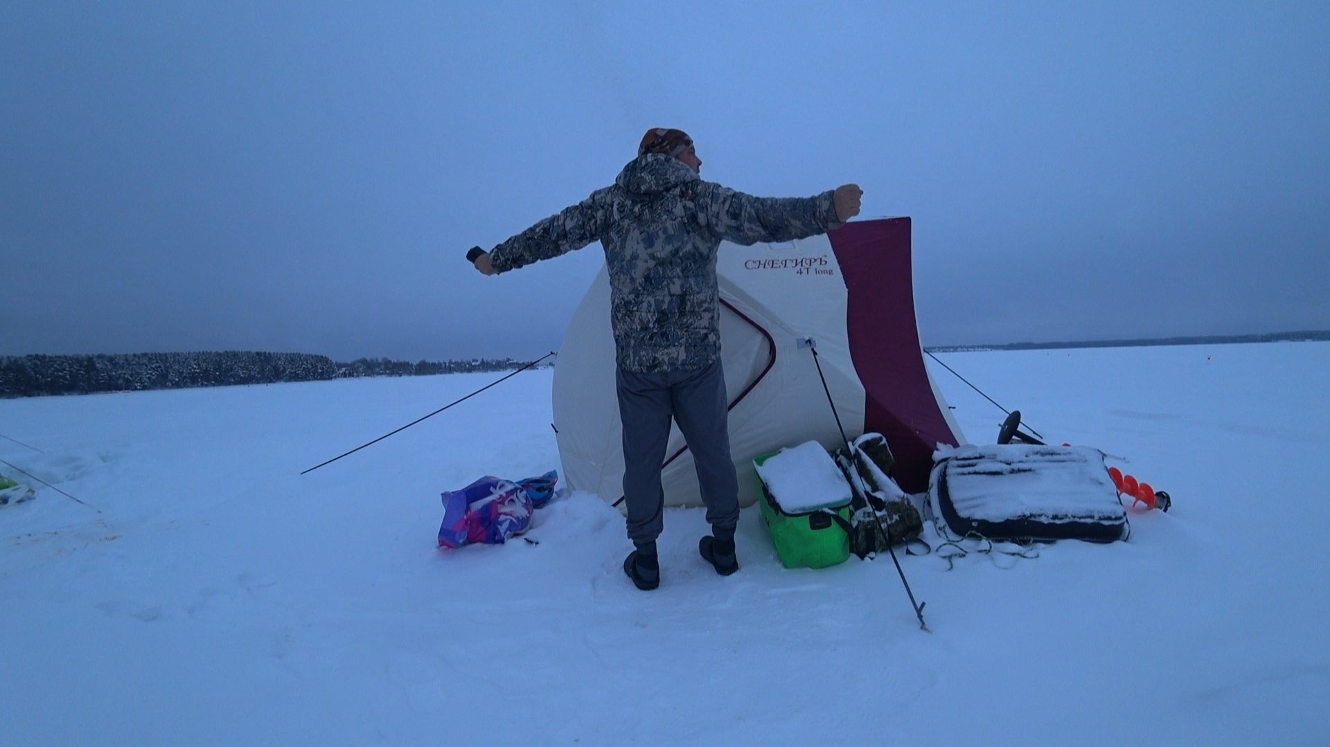 ОН КЛЮНУЛ В НОЧЬ НА РОЖДЕСТВО! ЖИЗНЬ В ПАЛАТКАХ, ЗАПАСЛИСЬ ДРОВАМИ \ НЕ КЛЁВЫЙ ЛЕЩ, ОПЯТЬ МАКАРОНЫ!