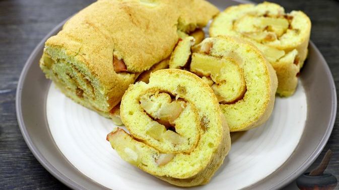 БИСКВИТНЫЙ РУЛЕТ С ЯБЛОКАМИ И ИЗЮМОМ