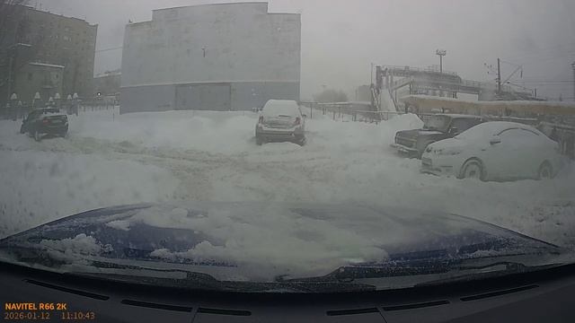 Выезжаю с заснеженной парковки на Great Wall Hover H3.