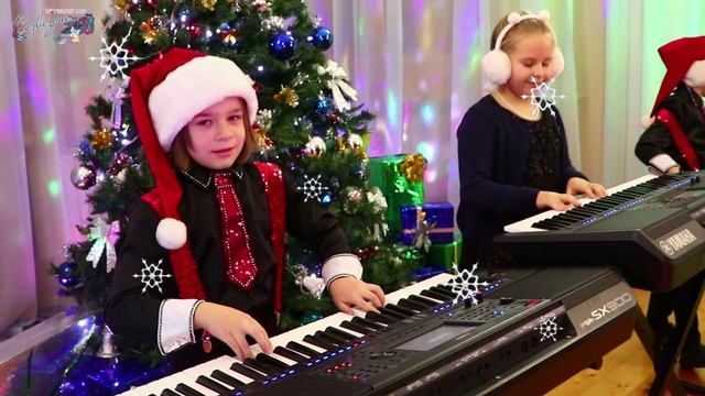 Новогоднее попурри   Образцовый ансамбль клавишных синтезаторов ЮниАкс