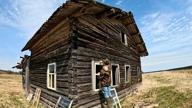 Восстанавливаем заброшенную избу в тайге. Уха из налима. Попали в грозу. Часть 2.