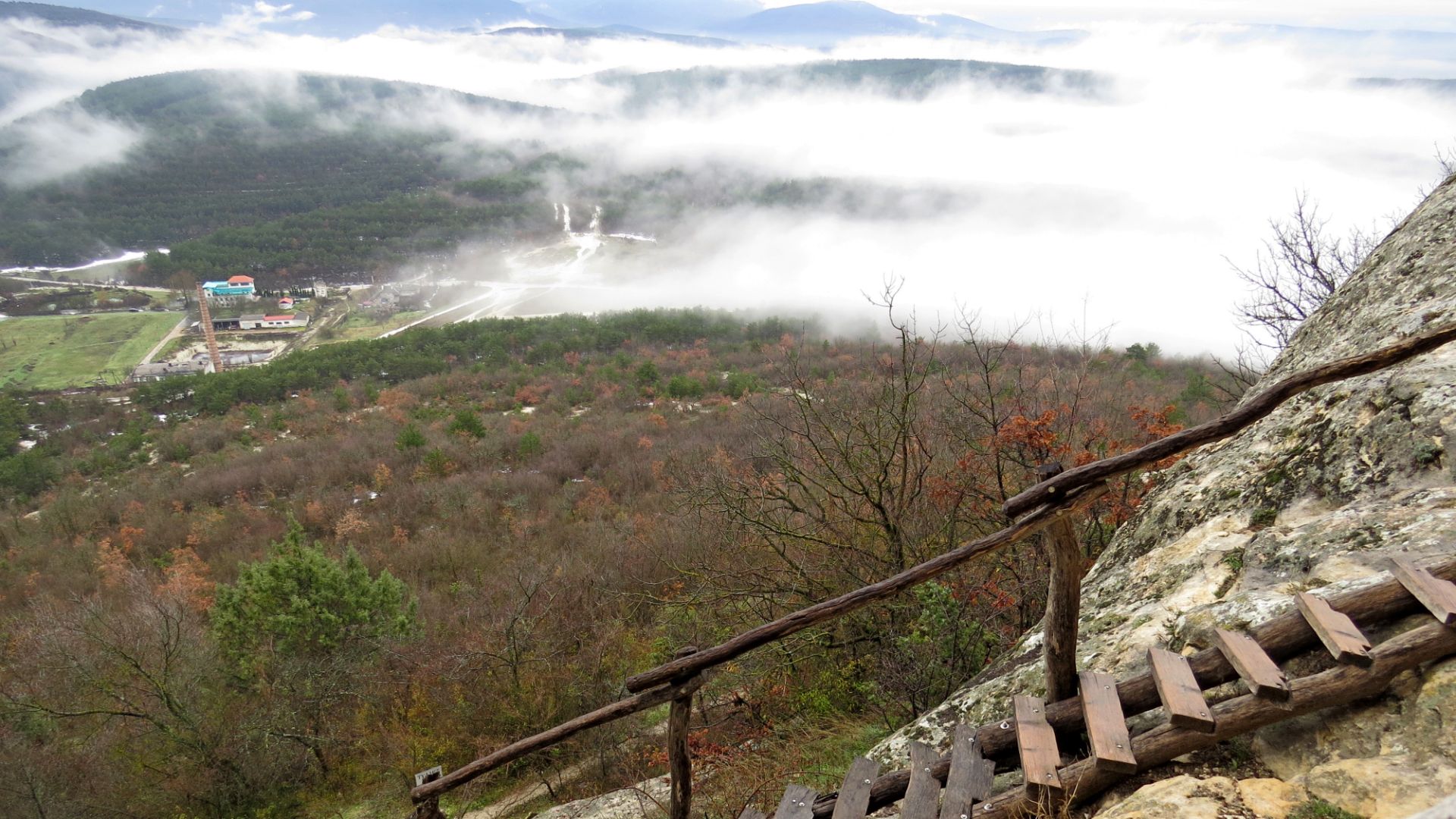 Туманный январь над Крымскими горами.
