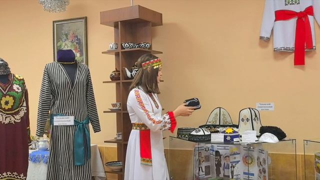 Экскурсовод Гонштейн Виктория. Экскурсия «Язык головных уборов»