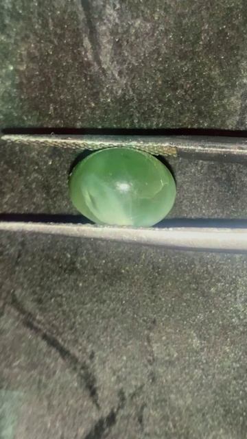 Кабошон из кварца с хризотил асбестом с эффектом кошачьего глаза