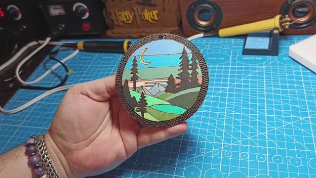 Ручное выжигание по дереву и акриловые маркеры. Темный лес. Пейзаж.