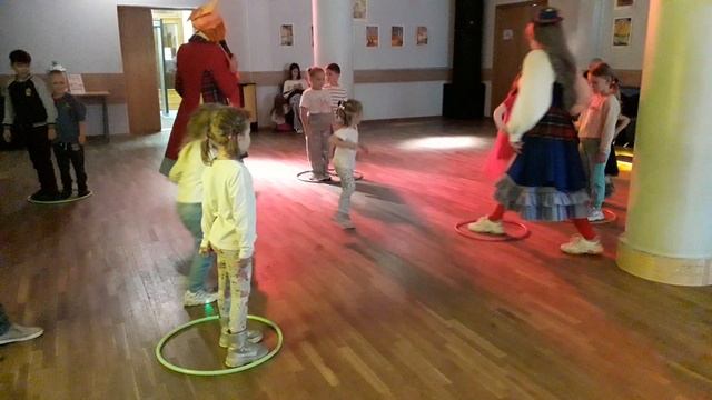 Санкт-Петербург. Куда пойти с детьми. ДК Троицкий возле Пролетарской. Играем. Девчонки в восторге.