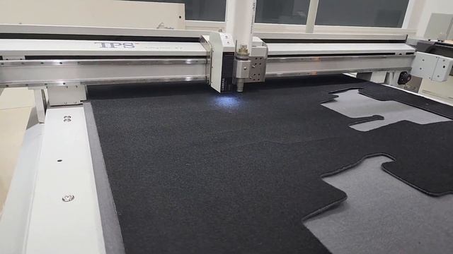 Машина для резки ворсистого ковра по требованию заказчика. Интерьер автомобиля