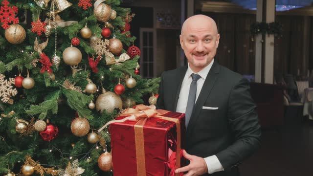 Ведущий на Новый год, Let it snow - поет Юрий Белоусов