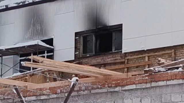 Обгоревшие стены и рухнувшую крышу запечатлели на месте пожара в центре профподготовки МВД