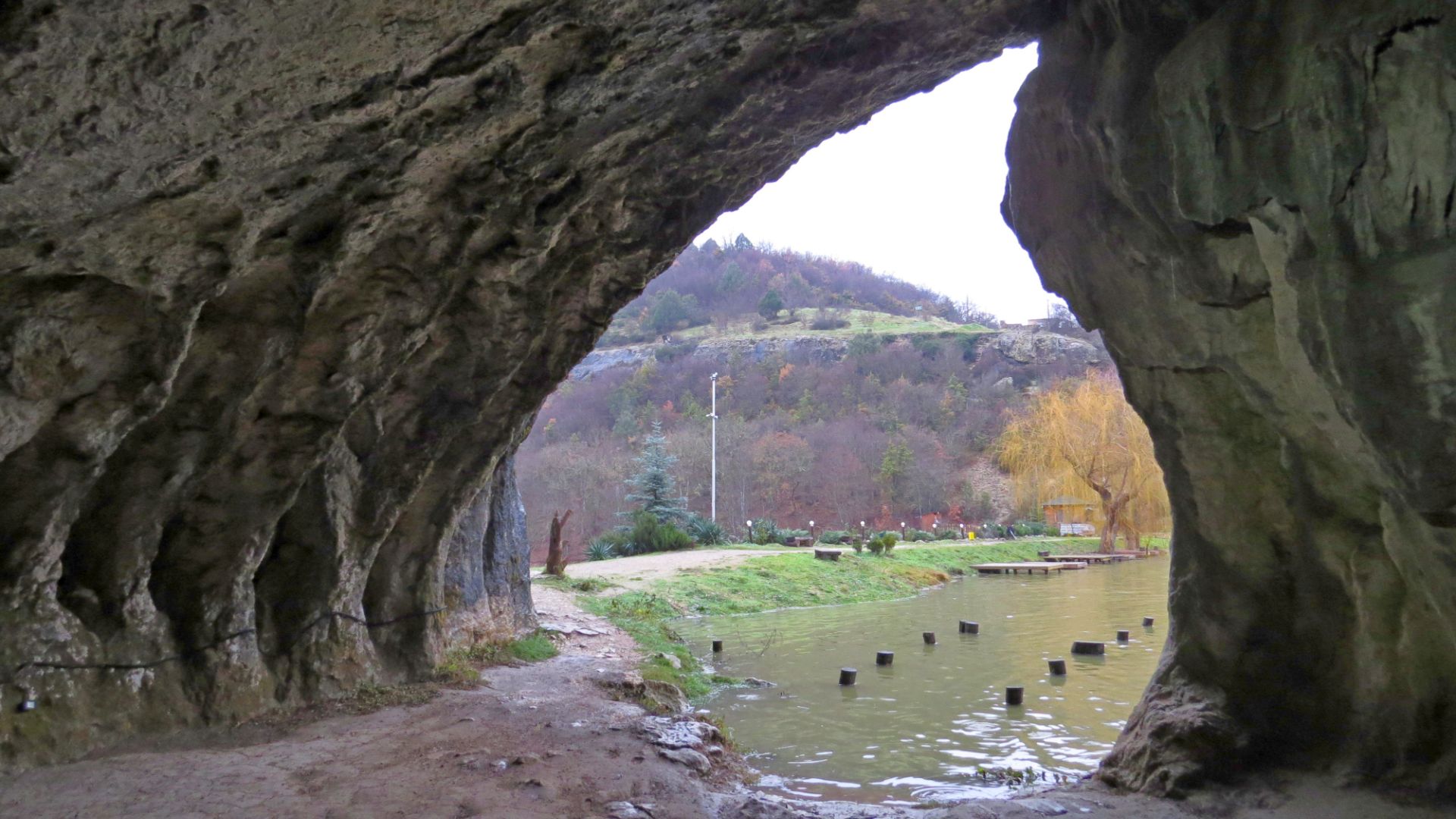 Январь на озере Уппа. Водопад Мердвен-Тобе и грот Коба-Чаир