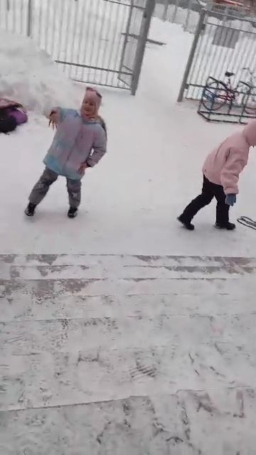 мы Мы гуляем в музыкальной шк
оле Я луна Василиса и Анна ИТ