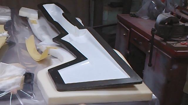 №18 - Закладка внешнего слоя стеклоткани и наполнителя на 2 половине фюза.