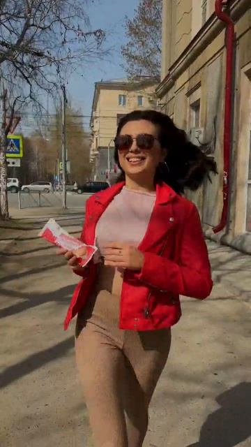 Сэндвич очень любит молодёжь. Согласитесь, что это мороженое-пирожное прекрасно для любого возраста?