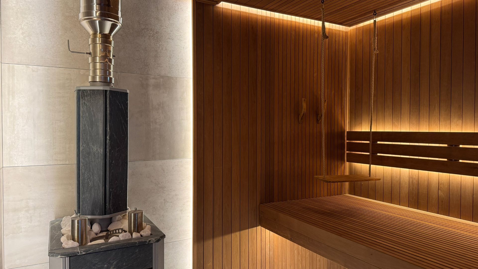 Стильная баня из термовагонки | реечный потолок в парилке