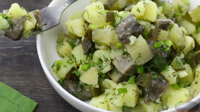 САЛАТ С КАРТОШКОЙ, ГРИБАМИ И СОЛЁНЫМИ ОГУРЦАМИ