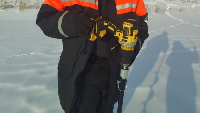 Бурим, испытываем ледобур, ищем рыбу