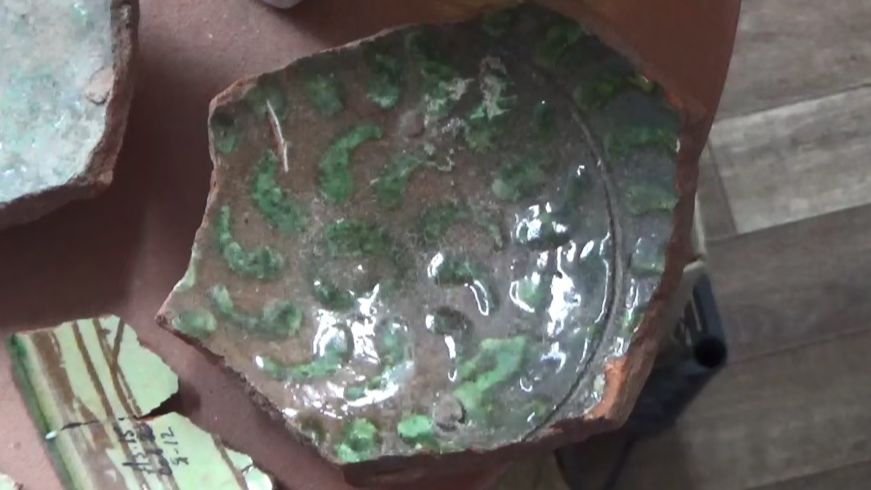 Чаши с росписью ангобом из раскопа по улице Севастопольской, 20