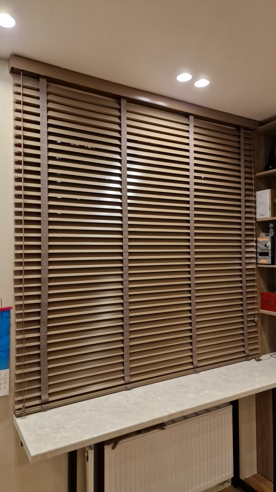 Цвет 39 Пепельный. Горизонтальные деревянные жалюзи 50мм на тесьме Сосна. Монтаж на проём.