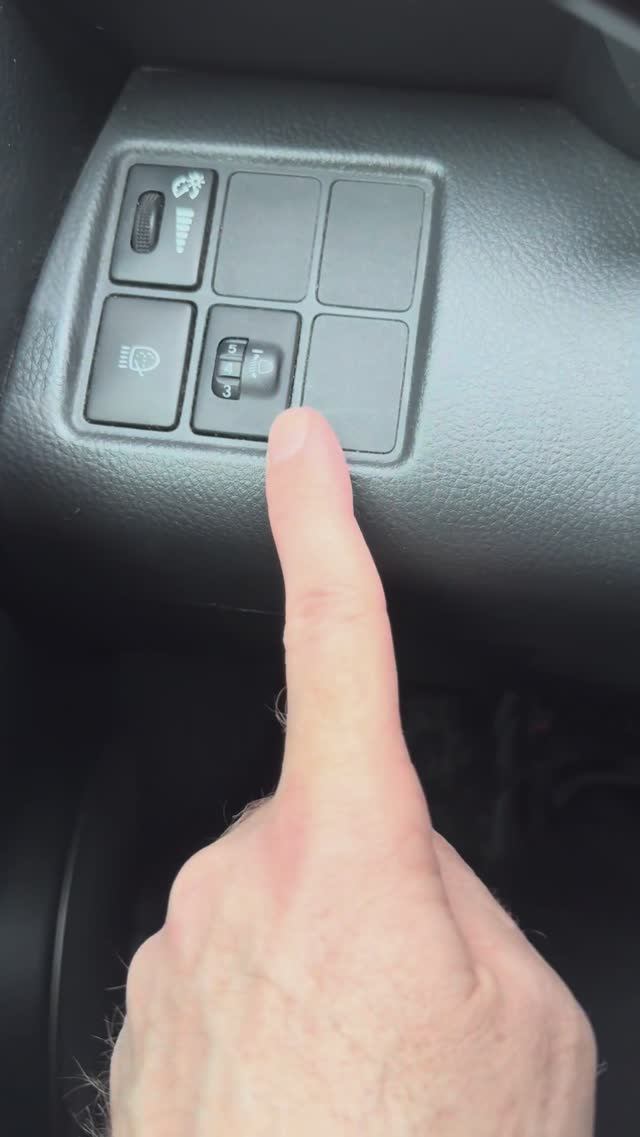 Как на RAV4 III снять заглушку на передней панели слева от руля