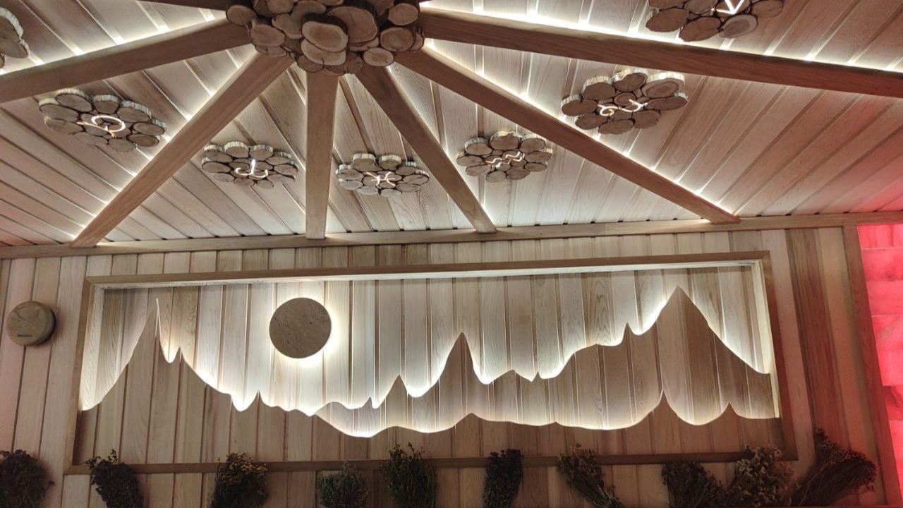 Необычная баня | Можжевеловое панно, горы, знаки зодика | Панно из оникса