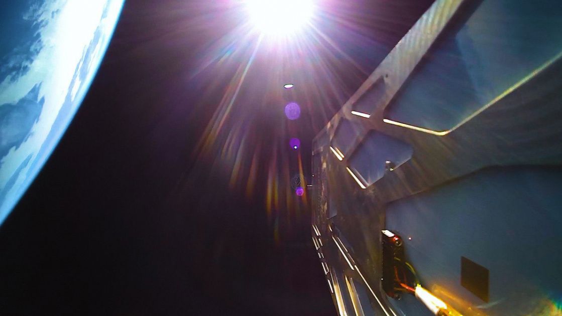 Раскрытие солнечных панелей на спутнике «ИнноСат16»