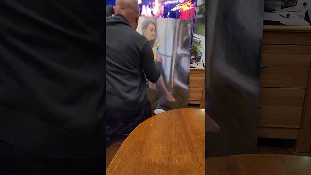 покрываю картину лаком..