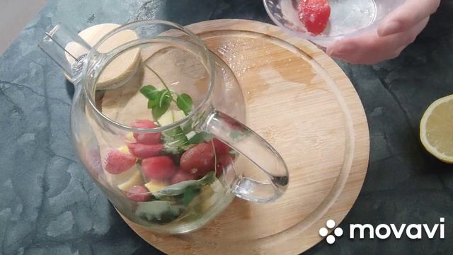 освежающий чай  с клубникой, мятой и лимоном