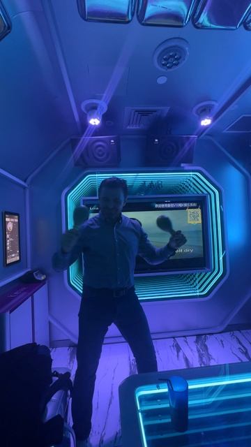 В Сингапуре ОЧЕНЬ колоритно выглядят КАРАОКЕ!