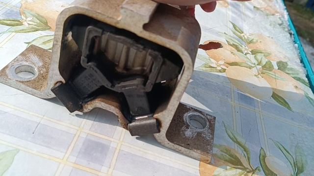 Люфт правой подушки двигателя.mp4